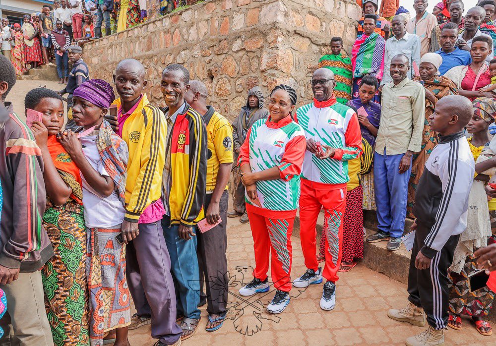 Burundi / Élections 2025 : Ndikuriyo et son épouse votent à Makamba ...